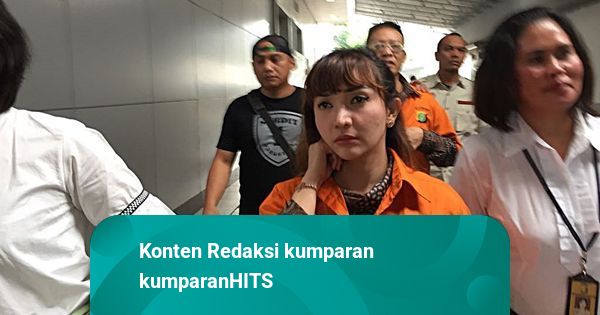 Wajah Sendu Roro Fitria saat Dilimpahkan ke Kejari Jakarta Selatan | kumparan.com